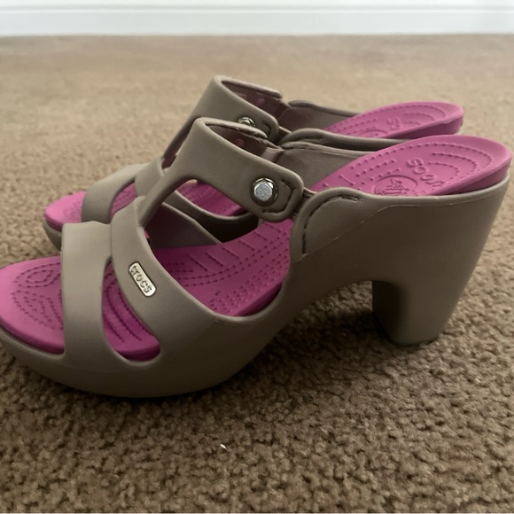CROCS | Shoes | Crocs Cyprus V Heels Womens Us 9 Platinumwild Orchid ...